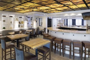 Serve jantares e happy hour 