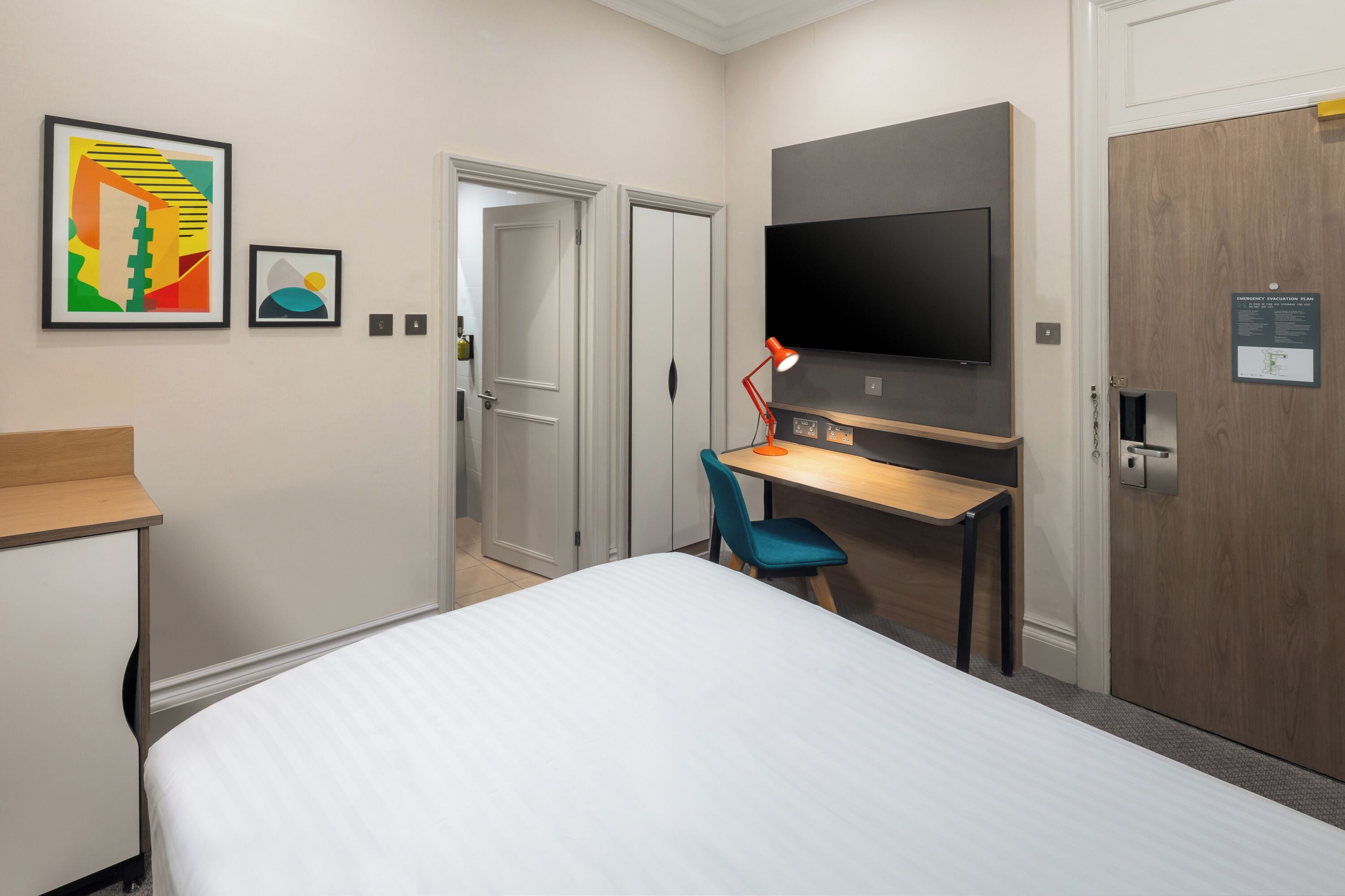 Escrivaninha, espaço de trabalho para notebook, cortinas blackout