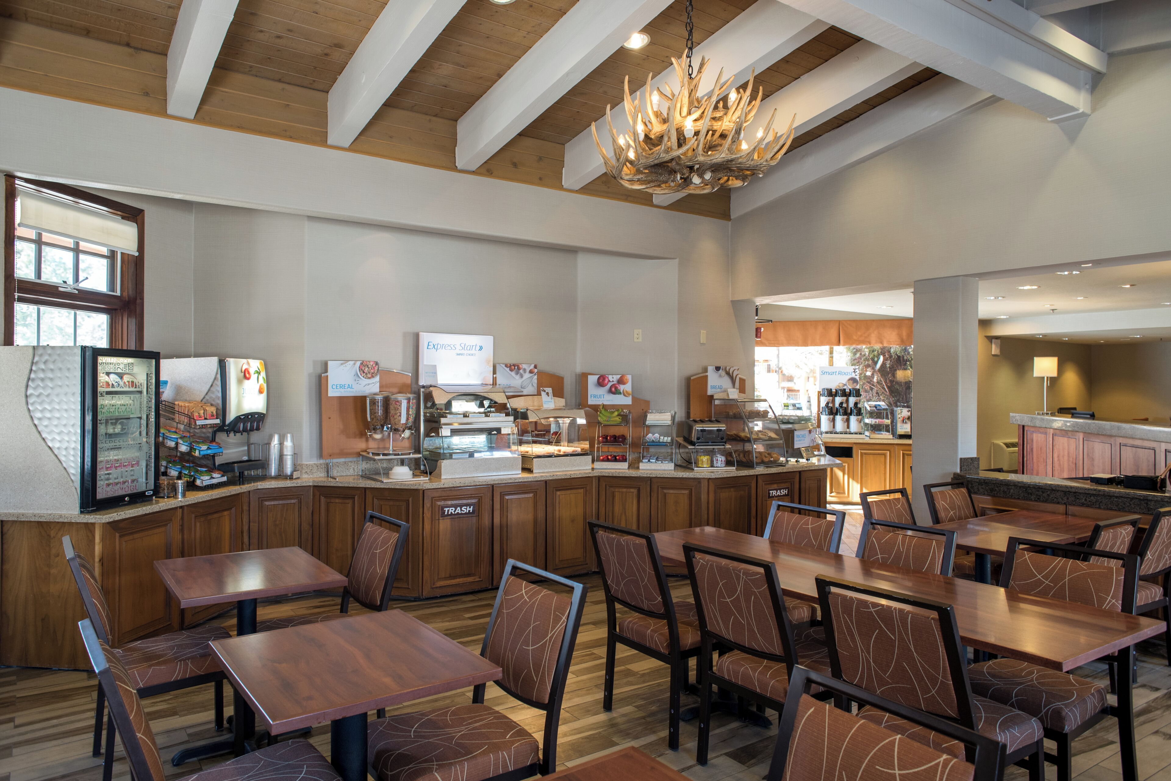 Café da manhã com buffet grátis todos os dias