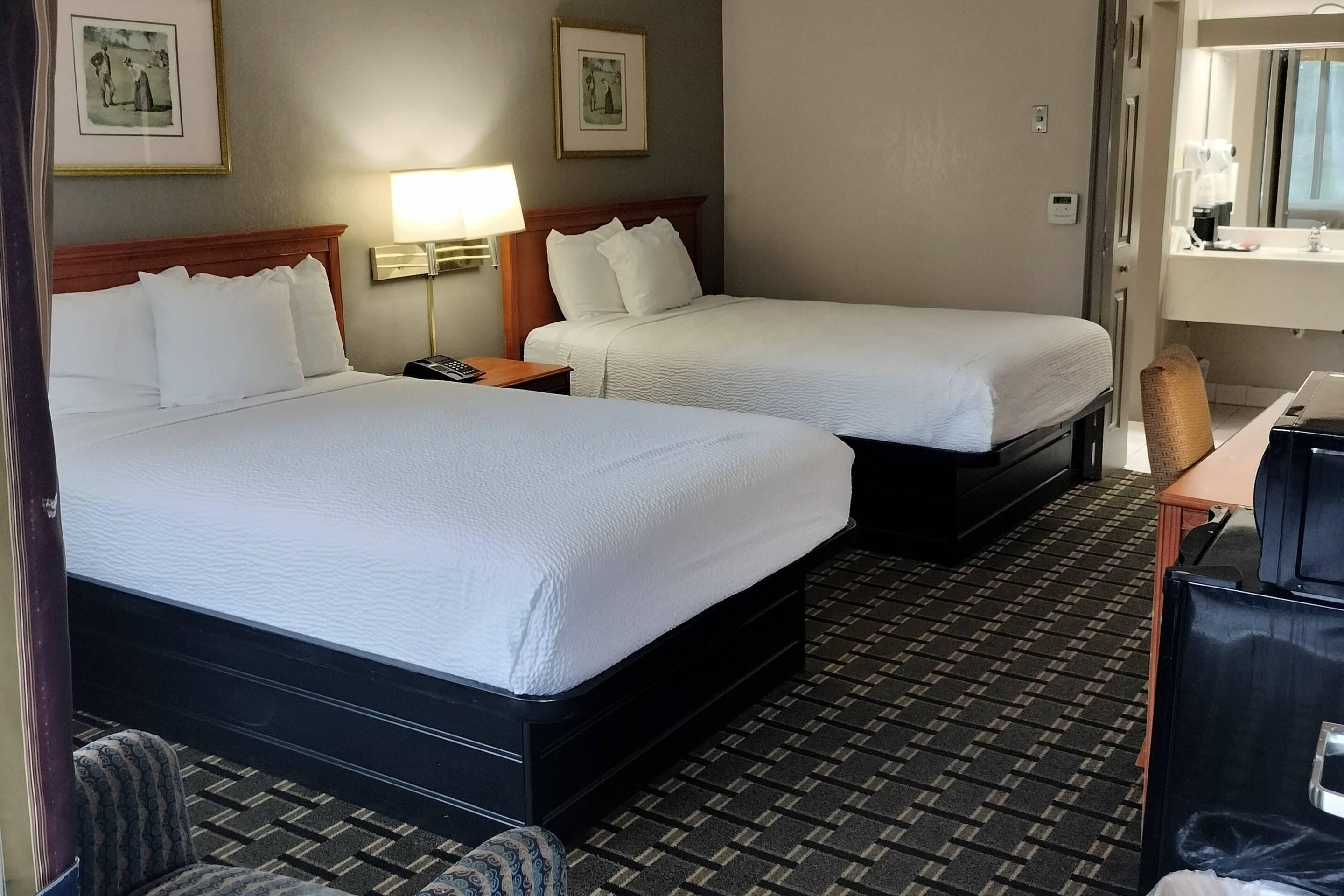 Quarto Standard, 2 camas de casal, não fumadores (Handicap Accessible) | Roupa de alta qualidade, secretária 