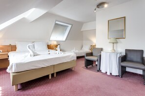 Quarto Triplo Familiar, várias camas, frigorífico, Vista para a cidade | 1 quarto, minibar, cofre no quarto, secretária 