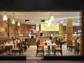 3 restaurantes: servem pequenos-almoços, almoços e jantares