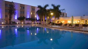 2 bares/lounges, bar ao lado da piscina