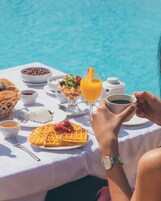 Pequeno-almoço tipo buffet diário mediante uma taxa 