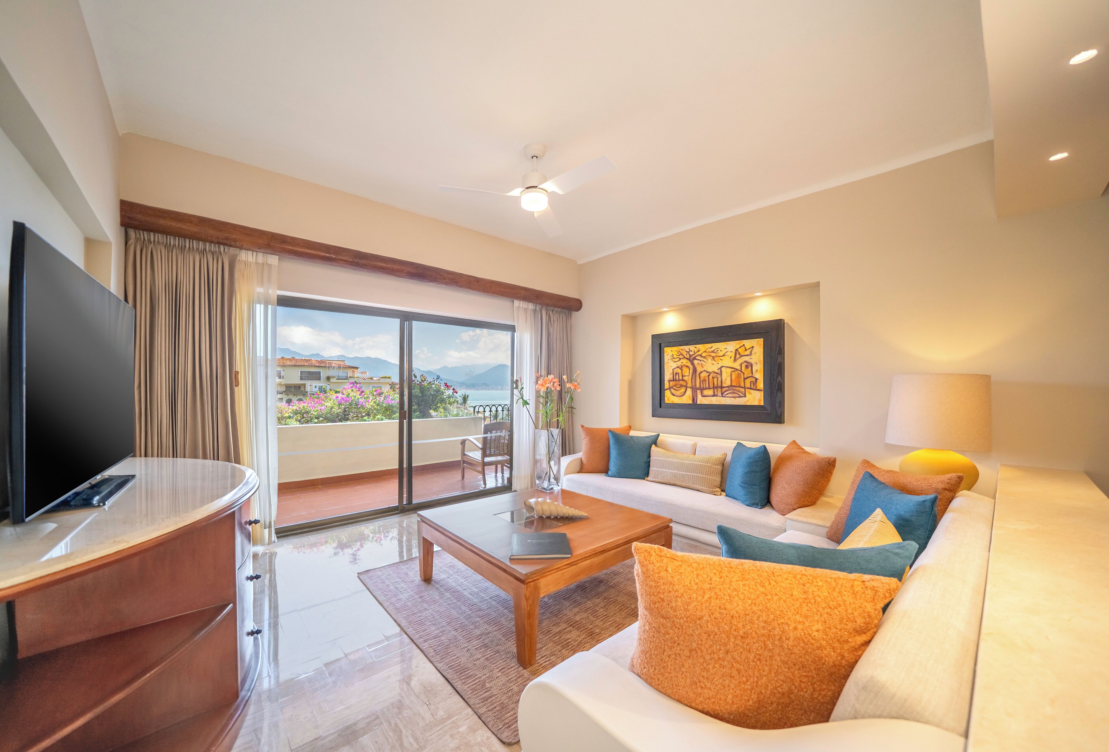 Suíte família, 3 quartos | Área de estar | TV de plasma 42 polegadas com canais a cabo