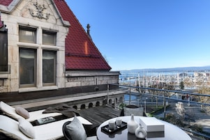 Suite, 1 cama queen-size, terraço, vista para o lago | Roupa hipoalergénica, minibar, cofre no quarto, secretária