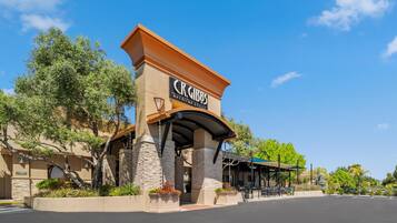 Entrada de um hotel com uma placa que diz 'CR. Gibbs American Grill'.