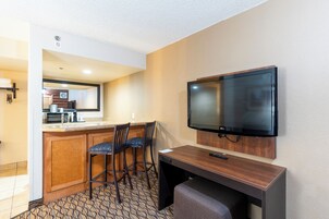 Suite Standard, várias camas | Sala de estar | Televisor de 32 polegadas com canais via satélite