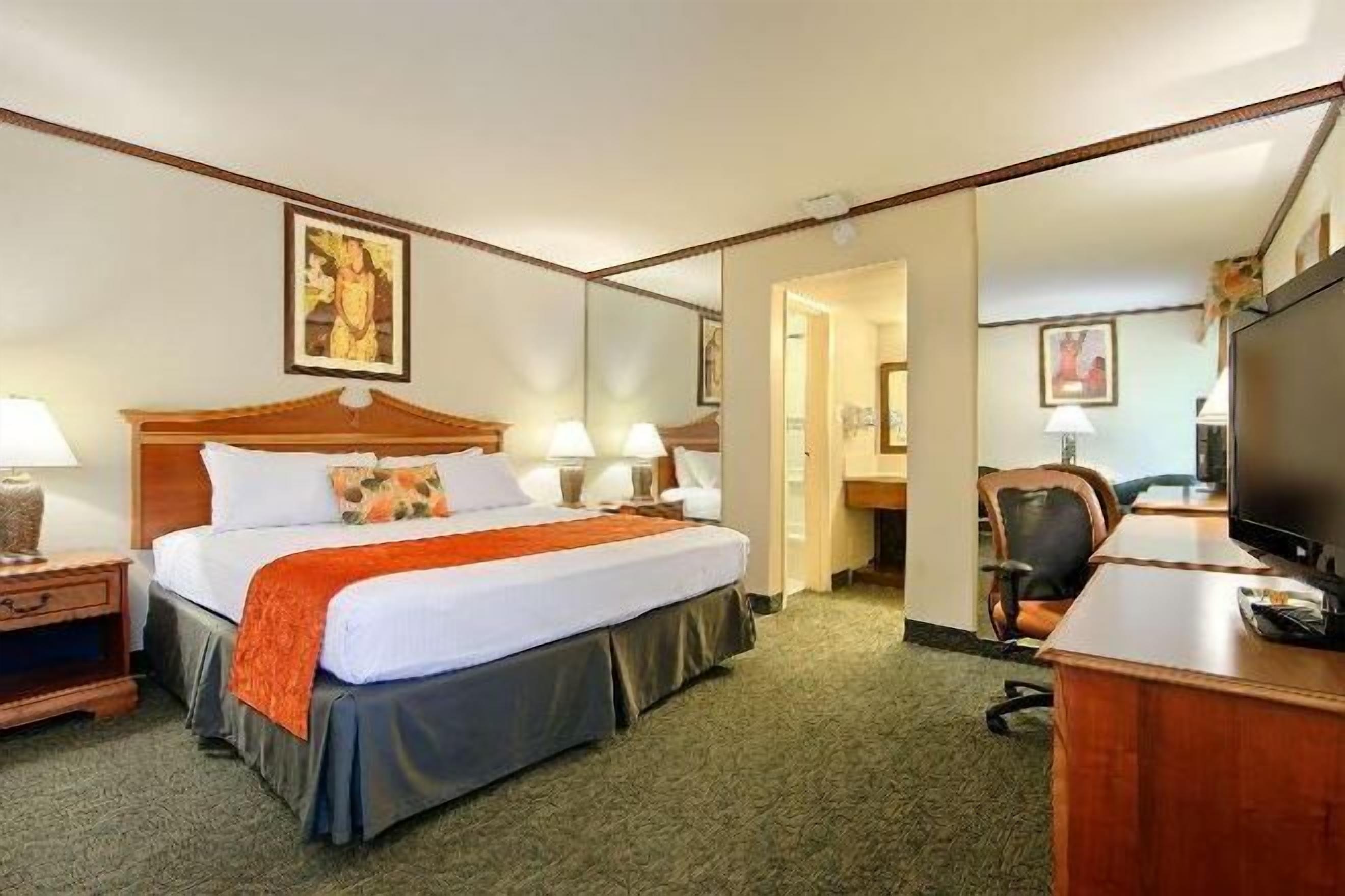 Escrivaninha, cortinas blackout, ferros/tábuas de passar roupa