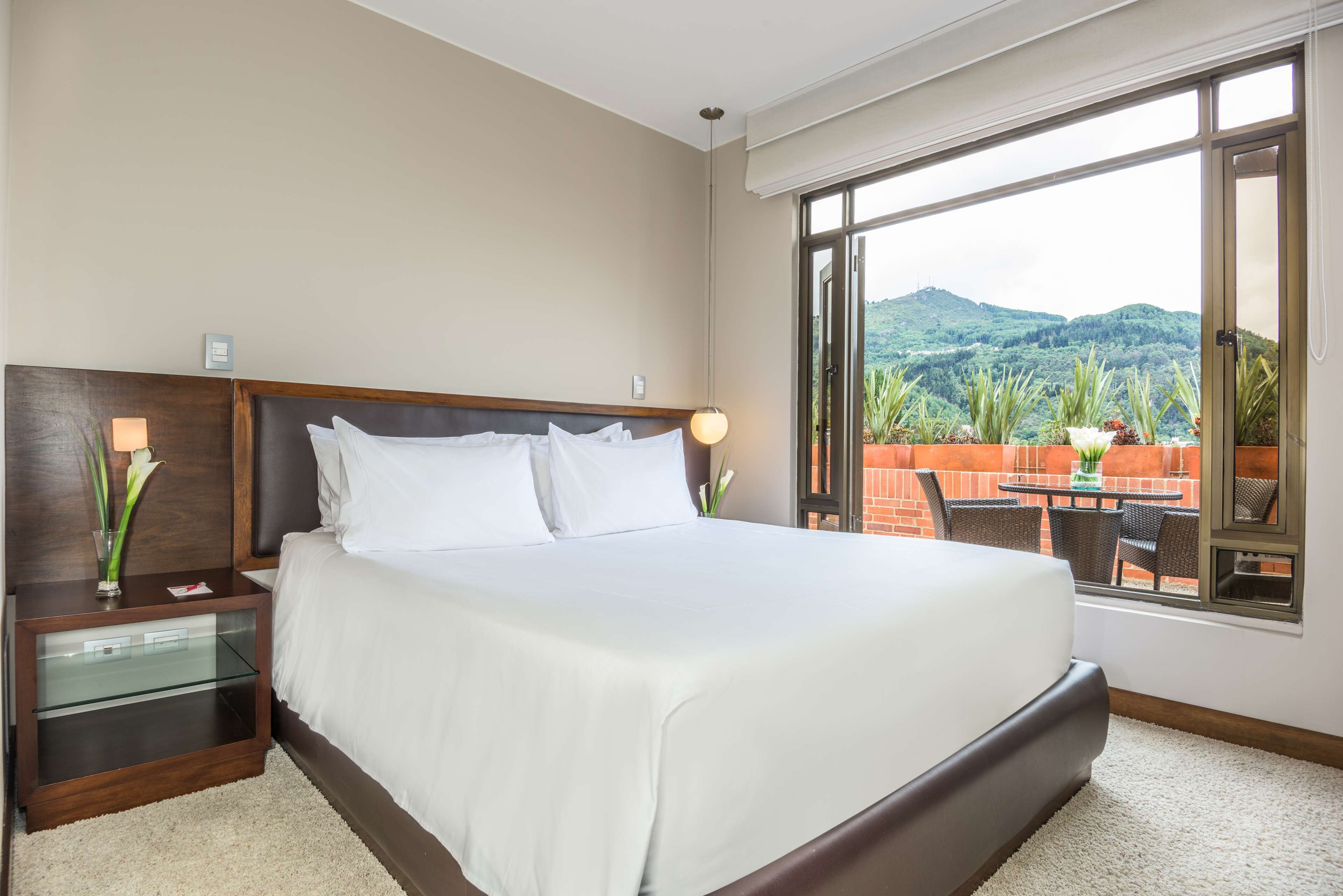 Roupas de cama premium, frigobar, cofres nos quartos, escrivaninha