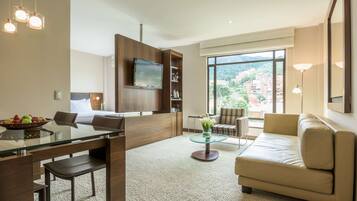 Roupa de alta qualidade, minibar, cofre com capacidade para portátil