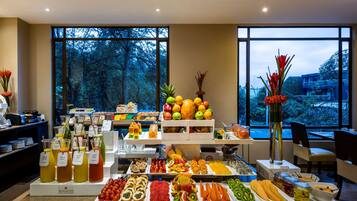Pequeno-almoço tipo buffet diário mediante uma taxa