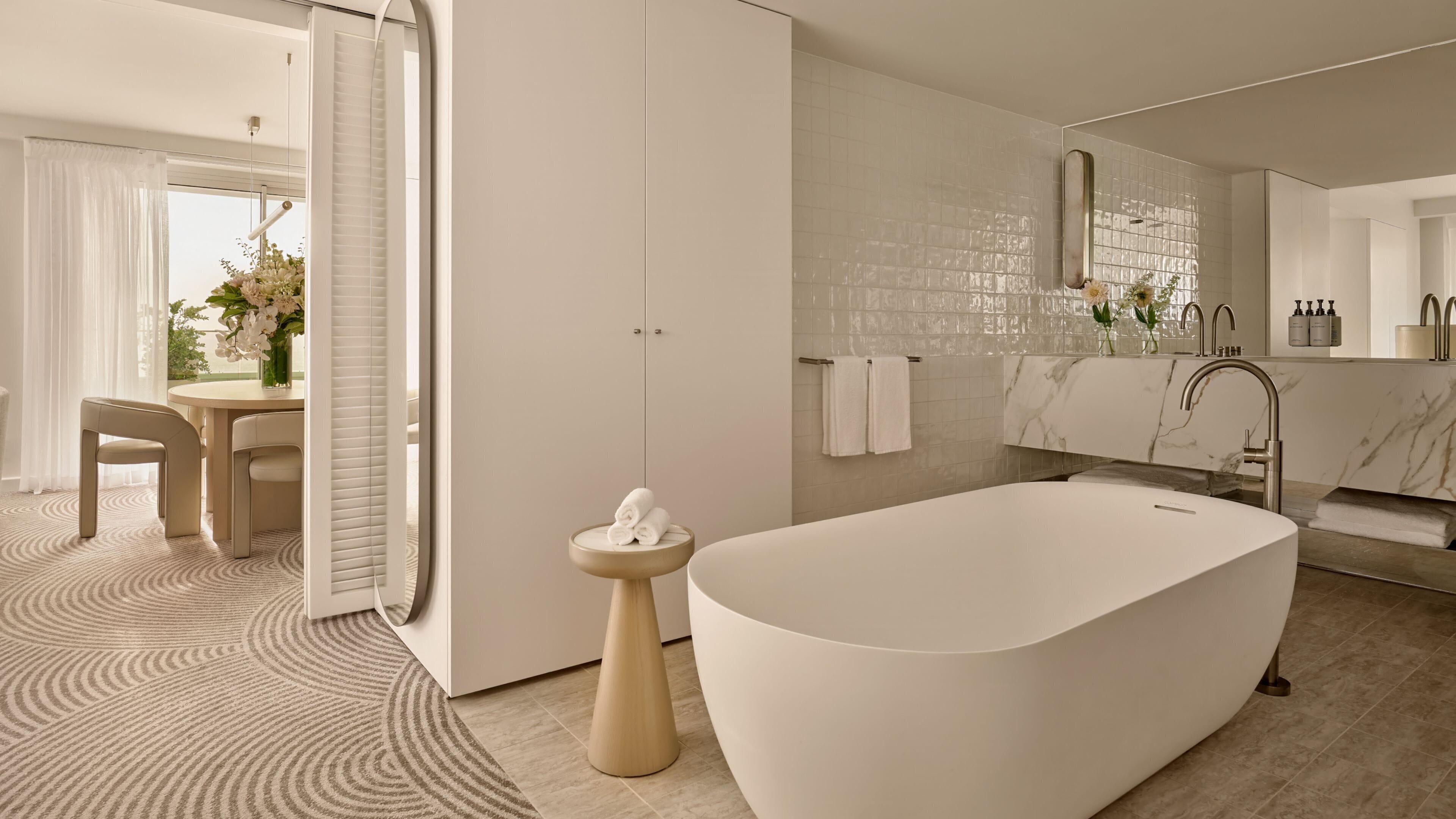 Suite (Coastal) | Minibar, cofre no quarto, secretária 