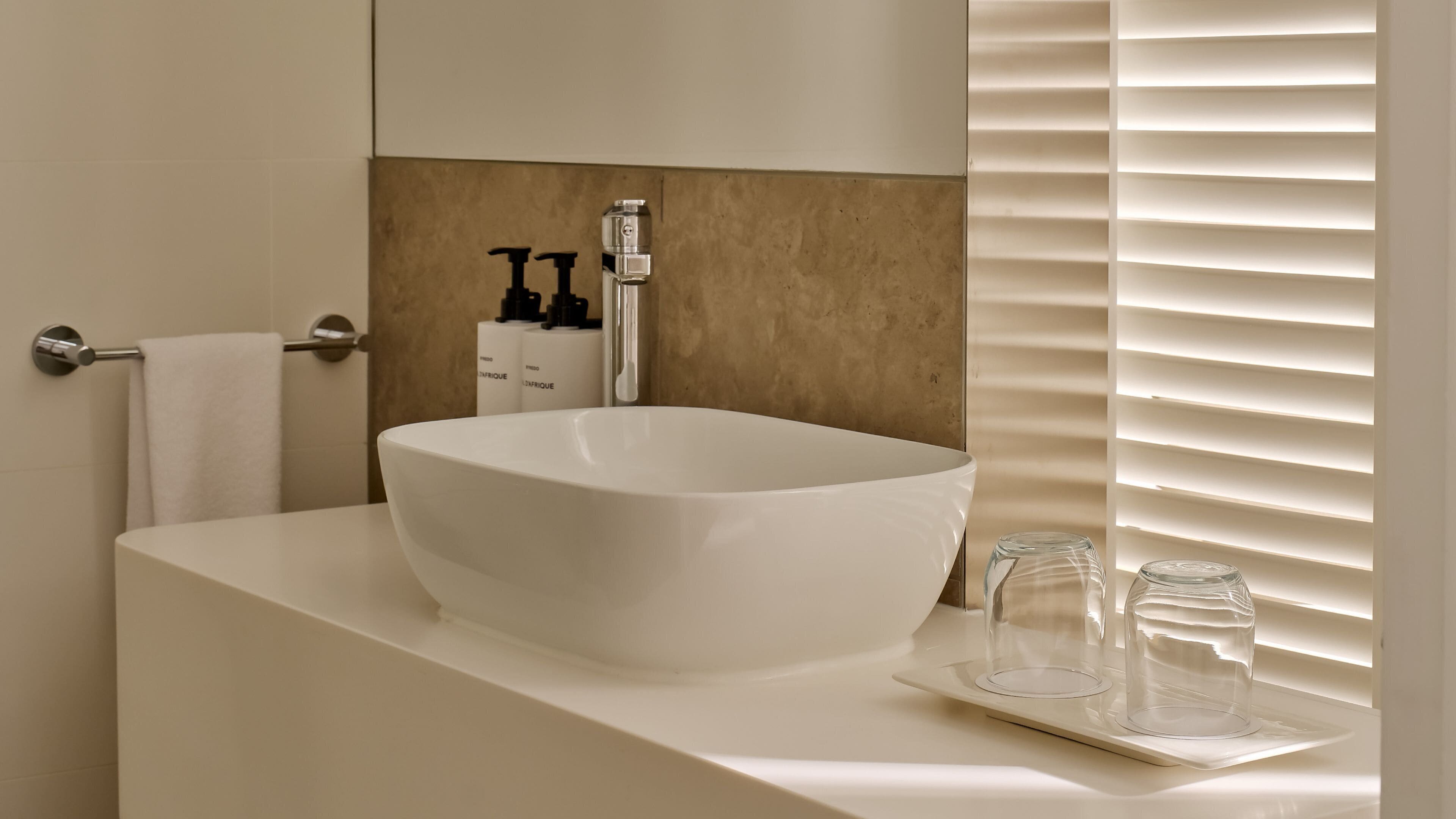 Minibar, cofre no quarto, secretária 