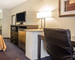 Cofres nos quartos, escrivaninha, ferros/tábuas de passar roupa