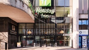 Edifício do Holiday Inn Birmingham City Centre com uma placa verde grande 'Holiday Inn'.