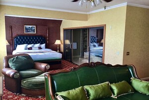 Suite Lua de Mel, 1 cama king-size, não fumadores | Secretária, ferro/tábua de engomar, roupa de cama fornecida