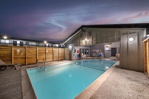 Piscina interior, piscina exterior 