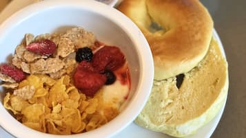 Três tigelas de comida sobre uma mesa.