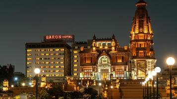 Um hotel com uma torre imponente e uma placa com a inscrição 'BARON HOTEL'.