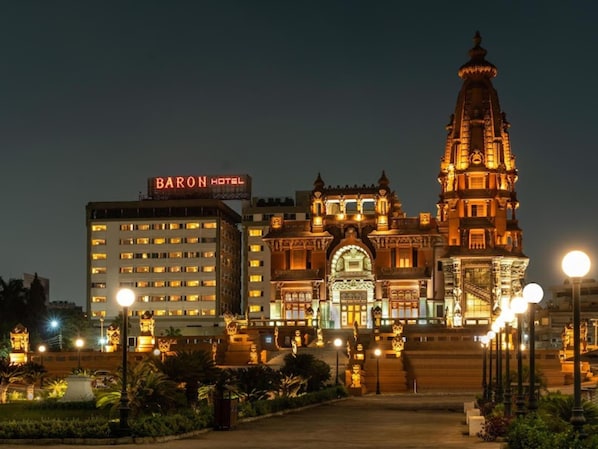 Um hotel com uma torre imponente e uma placa com a inscrição 'BARON HOTEL'.