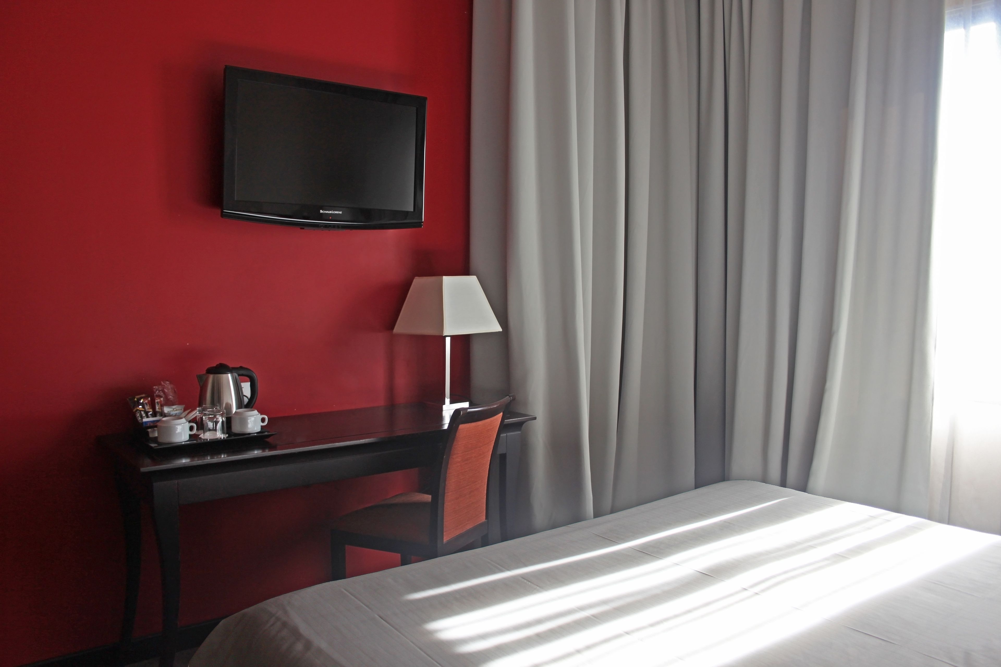 Minibar, cofre no quarto, secretária, quartos insonorizados 
