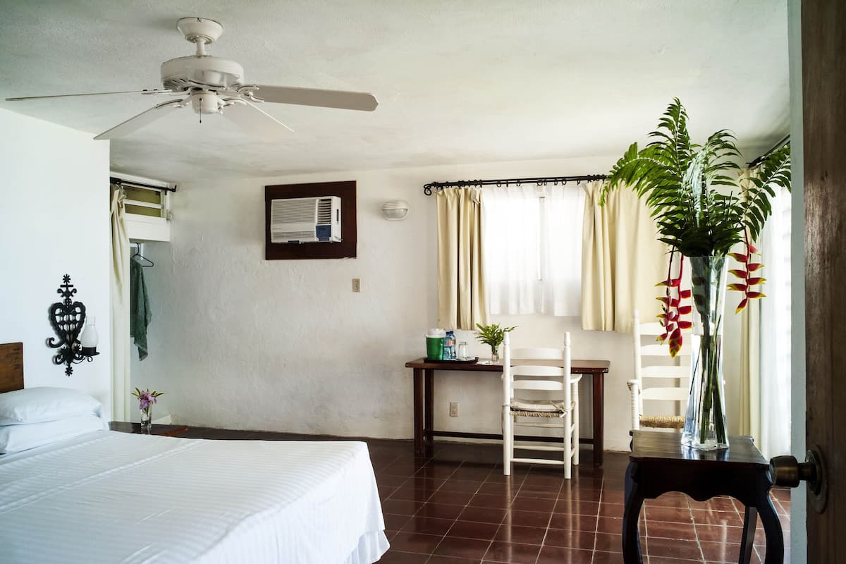 Quarto Clássico, 1 cama king-size, não fumadores, vista para o oceano | Roupa hipoalergénica, cofre no quarto, secretária