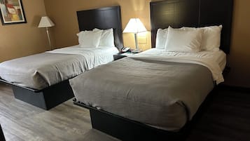 Quarto, 2 camas de casal, para não fumantes | 1 quarto, individualmente decorados, individualmente mobiliados