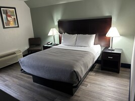 Quarto, 1 cama Queen, para não fumantes | Individualmente decorados, individualmente mobiliados, escrivaninha