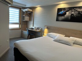 Quarto casal | Escrivaninha, espaço de trabalho para notebook, cortinas blackout