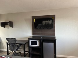 Camas de colchão pillowtop, secretária, ferro/tábua de engomar 