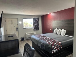 Quarto, 1 cama king-size, acessível, não fumadores | Camas de colchão pillowtop, secretária, ferro/tábua de engomar 