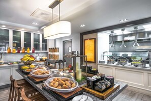 Café da manhã com buffet todos os dias mediante uma taxa