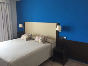 Quarto Duplo | Minibar, cofre no quarto, secretária, ferro/tábua de engomar 