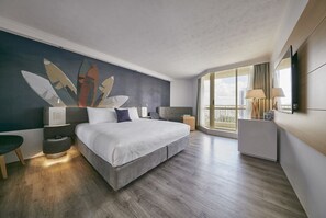 Roupa hipoalergénica, cofre no quarto, secretária 