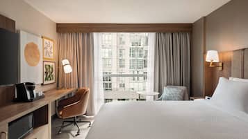 Secretária, cortinas/cortinados opacos, ferro/tábua de engomar