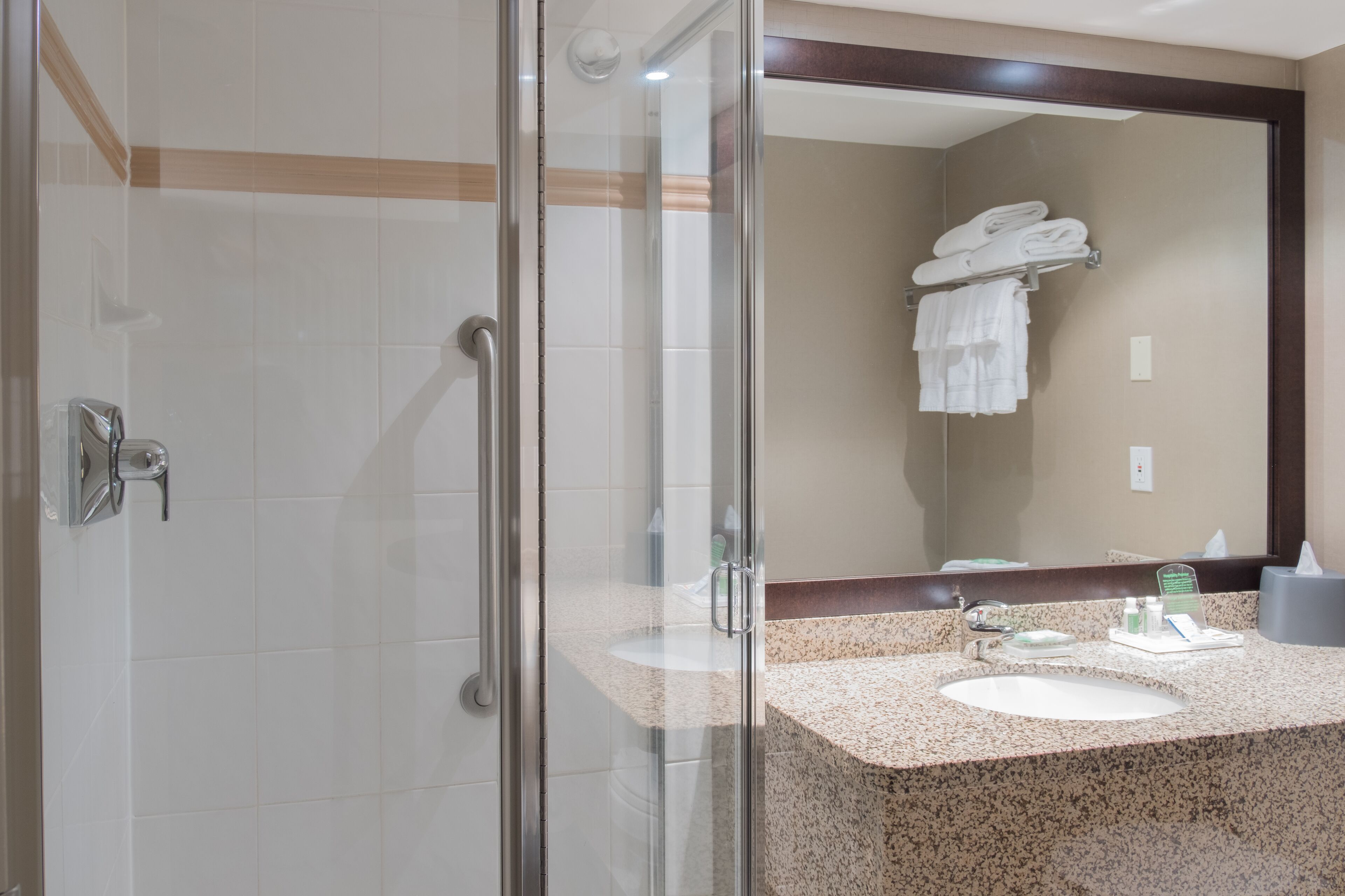 Suite, 1 cama queen-size | Casa de banho | Artigos de higiene pessoal grátis, um secador de cabelo 