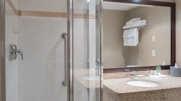 Suite, 1 cama queen-size | Casa de banho | Artigos de higiene pessoal grátis, um secador de cabelo