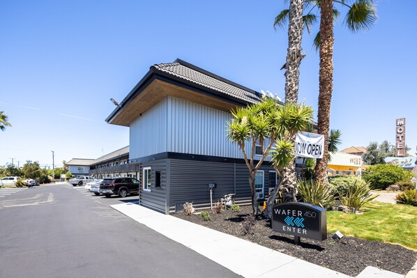 WAFER 450 Hotel in Santa Clara: Find Hotel Reviews, Rooms, and Prices ...
