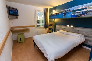 Quarto triplo, várias camas | Roupas de cama premium, escrivaninha, cortinas blackout