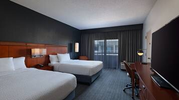 Escrivaninha, espaço de trabalho para notebook, cortinas blackout