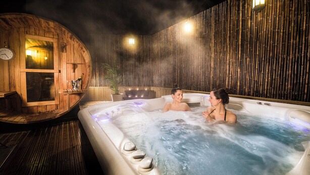 Sauna, banheira de hidromassagem, banho turco 