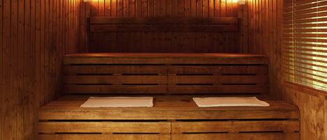 Uma sauna com bancos de madeira e iluminação na parede.