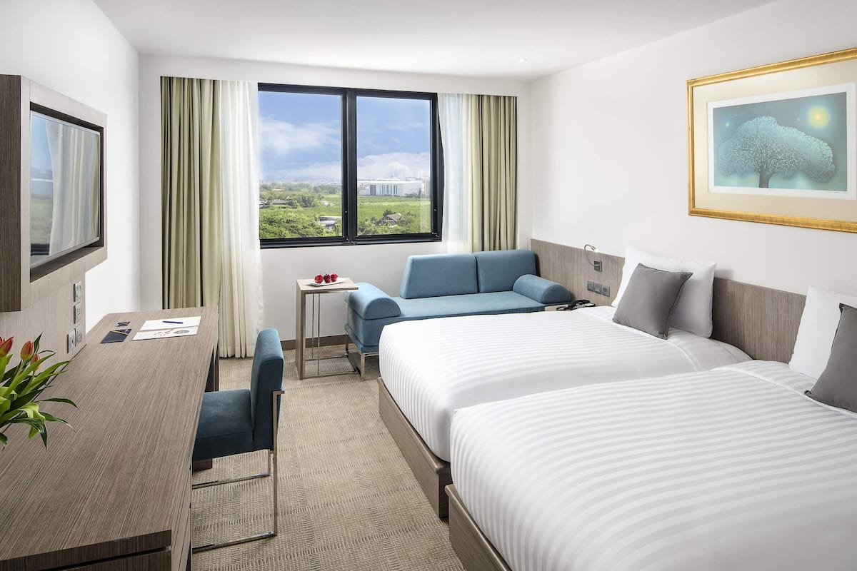 Quarto duplo superior, 2 camas de solteiro | 1 quarto, frigobar, cofres nos quartos, escrivaninha