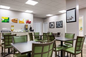 Café da manhã grátis todos os dias