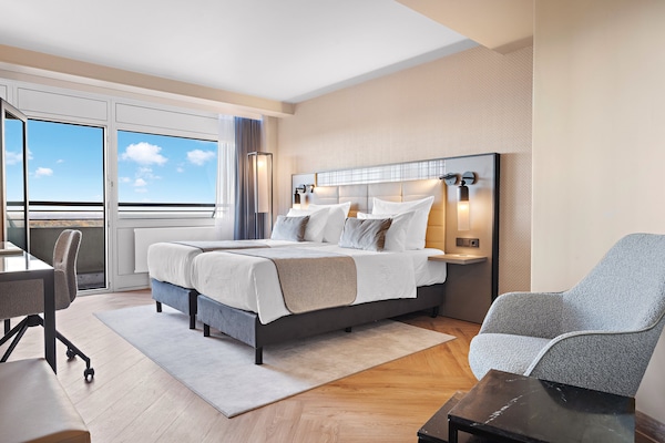 Cofre no quarto, secretária, cortinas/cortinados opacos