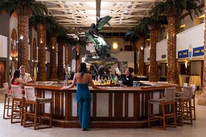 4 bares/lounges, 2 bares junto à piscina, um bar de praia 