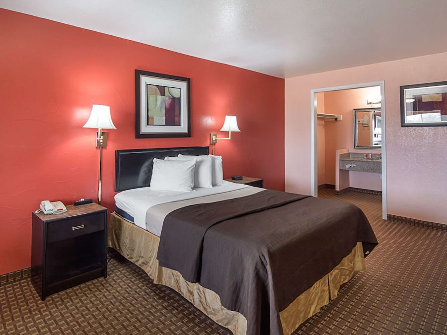 Quarto Standard, 1 cama queen-size, não fumadores | Ferro/tábua de engomar, camas desdobráveis, Wi-fi grátis