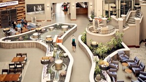 Um átrio com vários níveis, um pátio central, áreas de estar e um restaurante visível chamado "Brickstones".