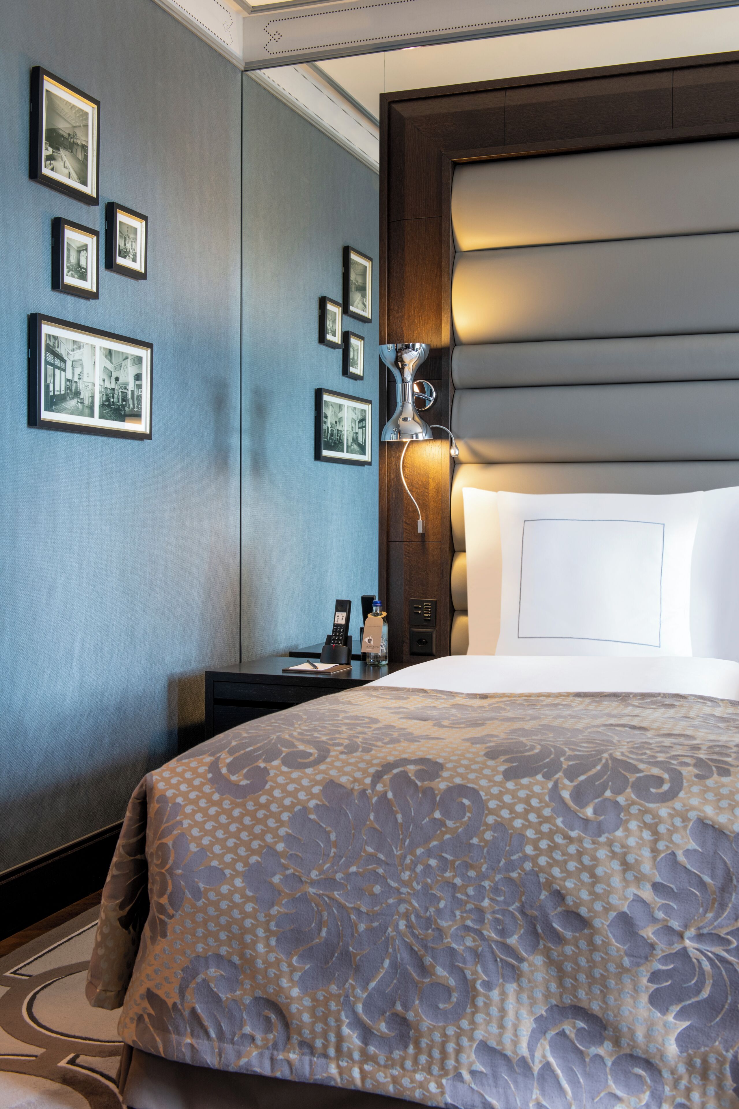 Roupa hipoalergénica, minibar, cofre com capacidade para portátil 